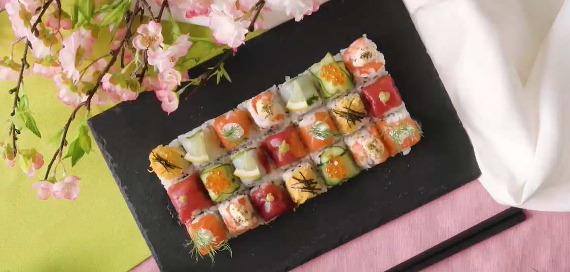 Snel en makkelijk: Met deze hack maak je sushi in een ijsblokjesvorm