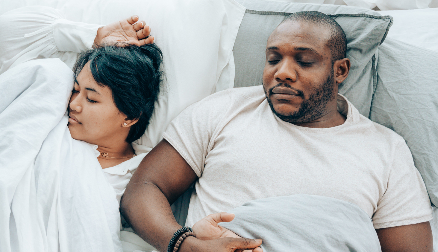 Samen slapen is echt niet altijd fijn: 5 dingen die we eraan haten